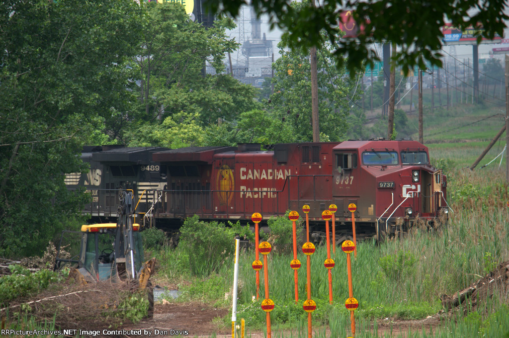 CP AC44CW 9737 and NS C44-9W 9489 at Tremley Point